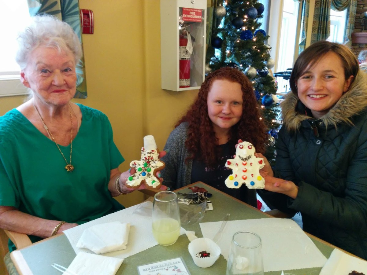 Linking Generations – Seniors and Students working on Gingerbread Men